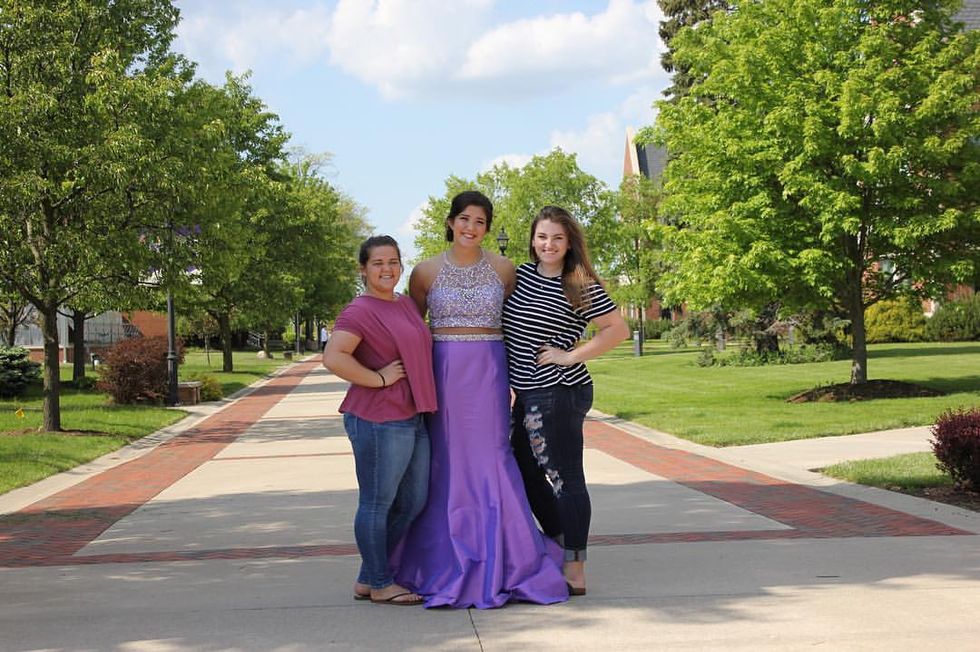 7 Struggles Of The "Not Quite Tall" Girl