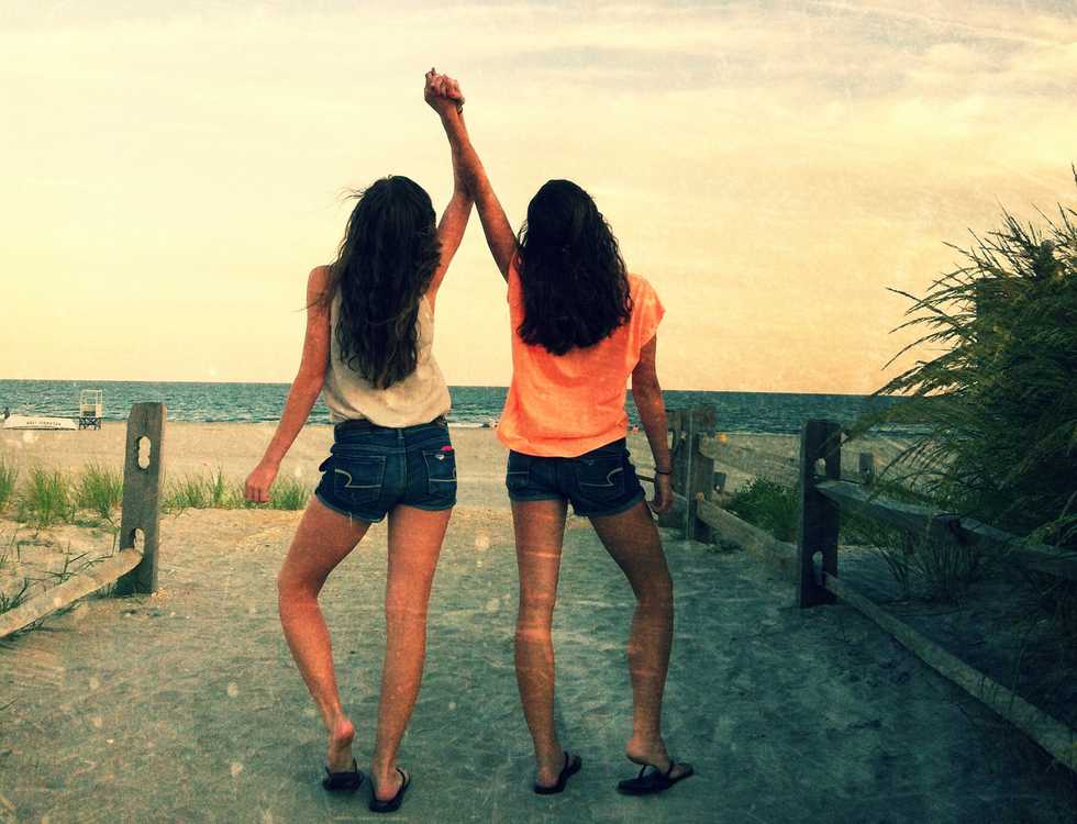 5 Struggles Of Trying To Find A Girl Best Friend While Being Into Girls ...