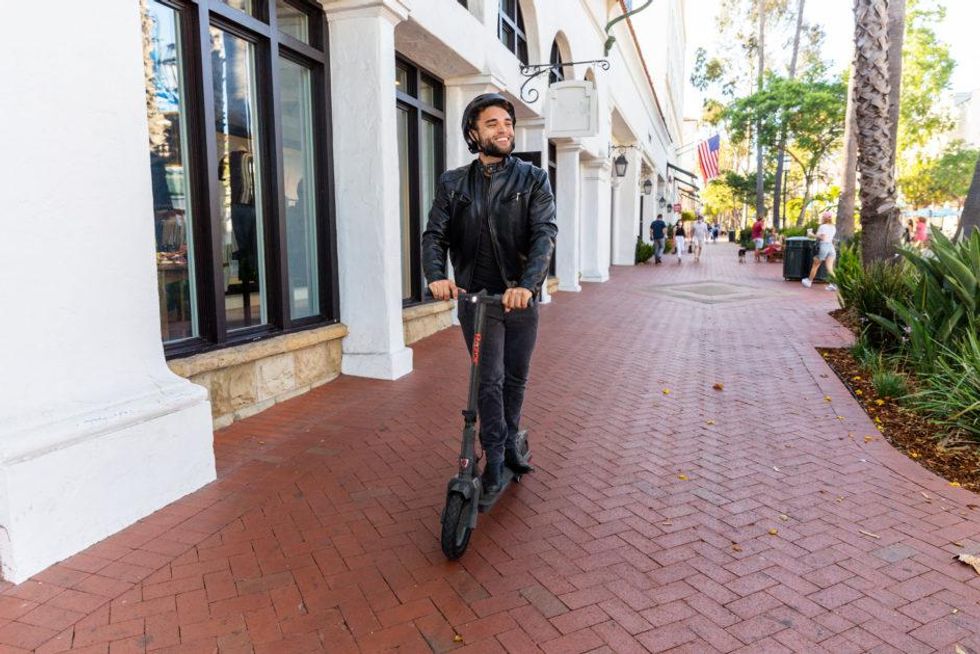 The Razor C25 is the Perfect Commuter Companion | The Odyssey Online