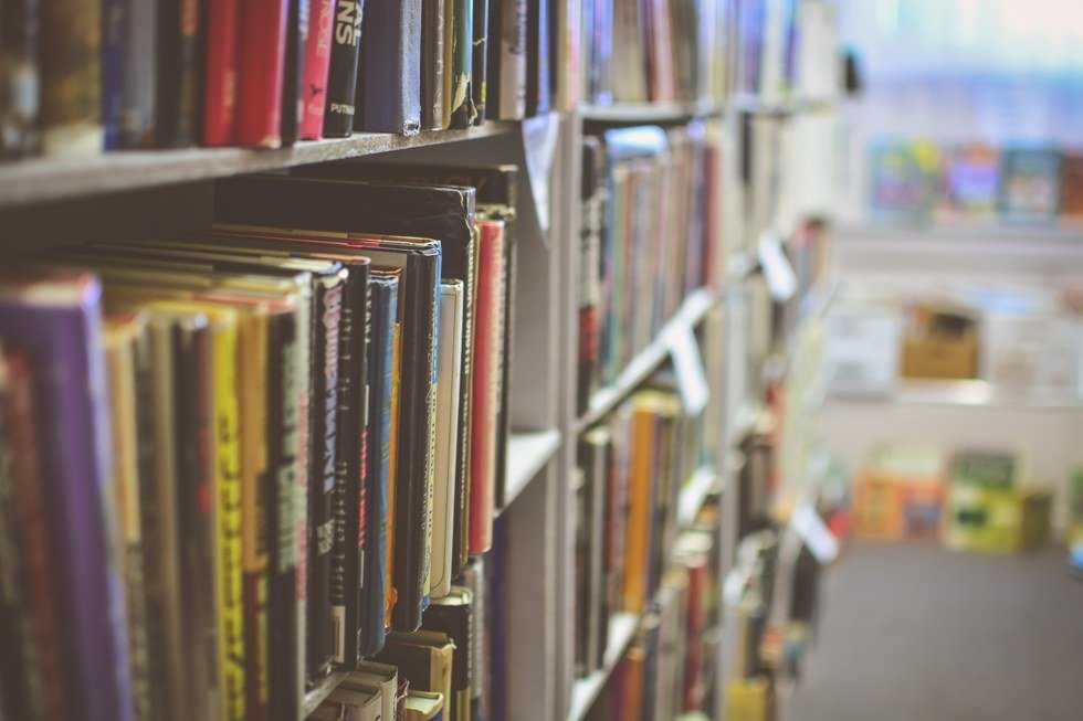 The 16 Steps of a Book Addict's Bookstore Fix | The Odyssey Online